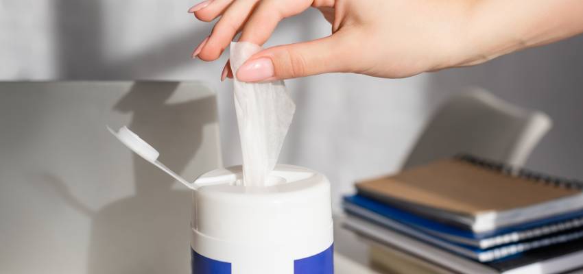 Things to Consider When Using Wet Wipes - Asef Cosmetics